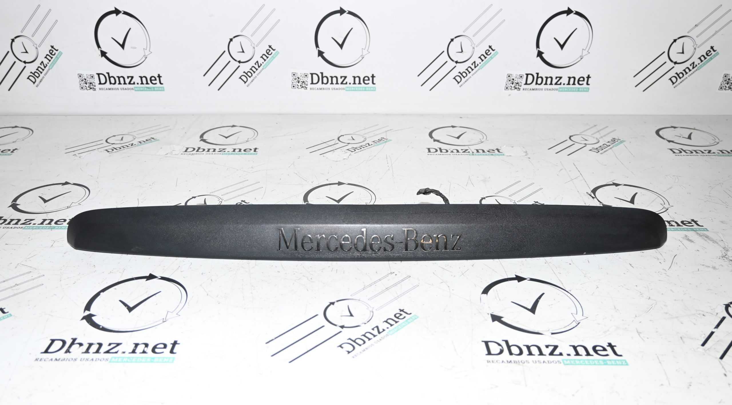 A 415 742 01 30 Revestimiento portón trasero con luces de matrícula ...